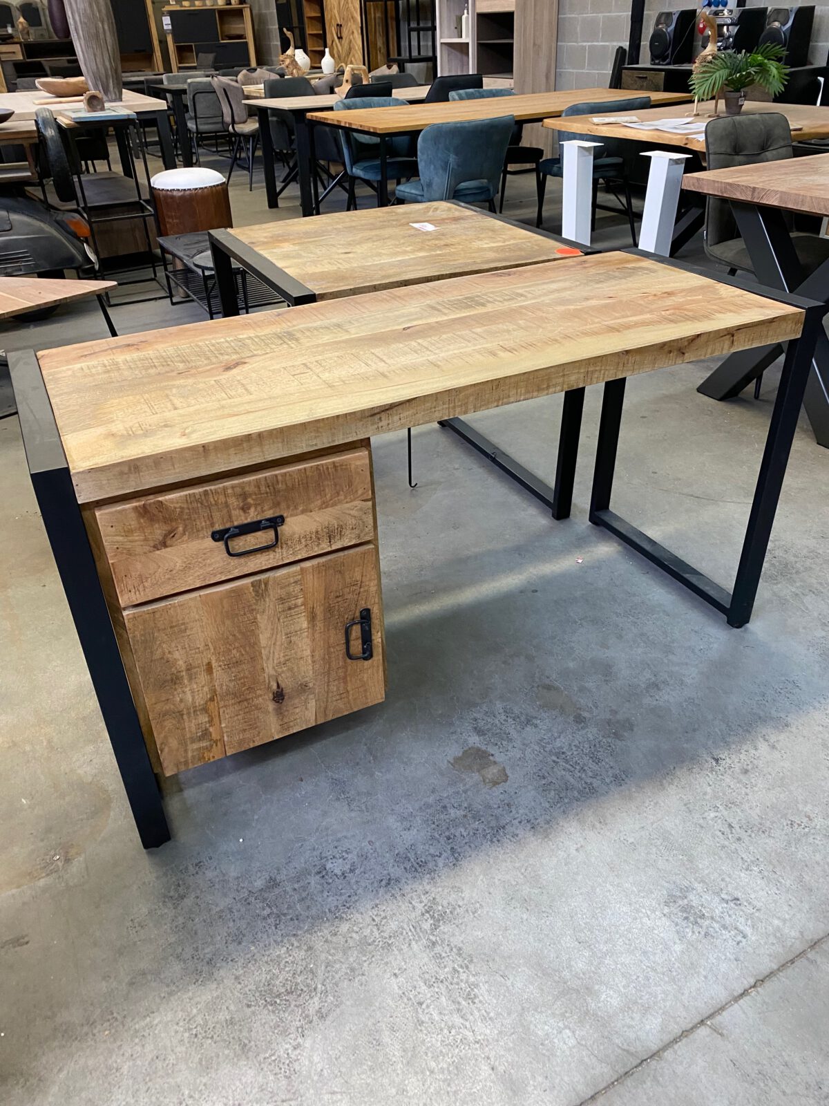 Britt bureau mangohout - Meubelen Dino